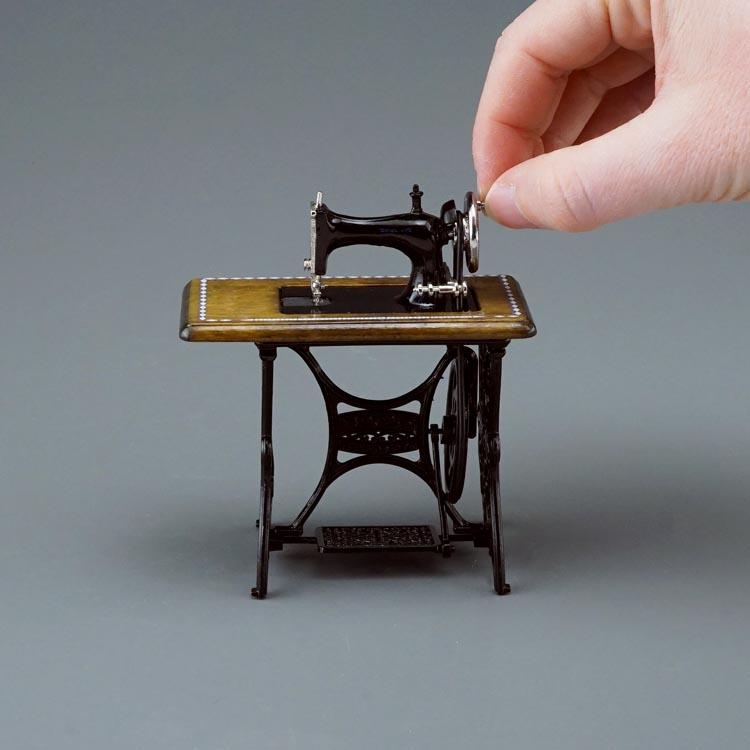Onlineshop der Reutter Miniaturen GmbH.Sewing Machine - Metal