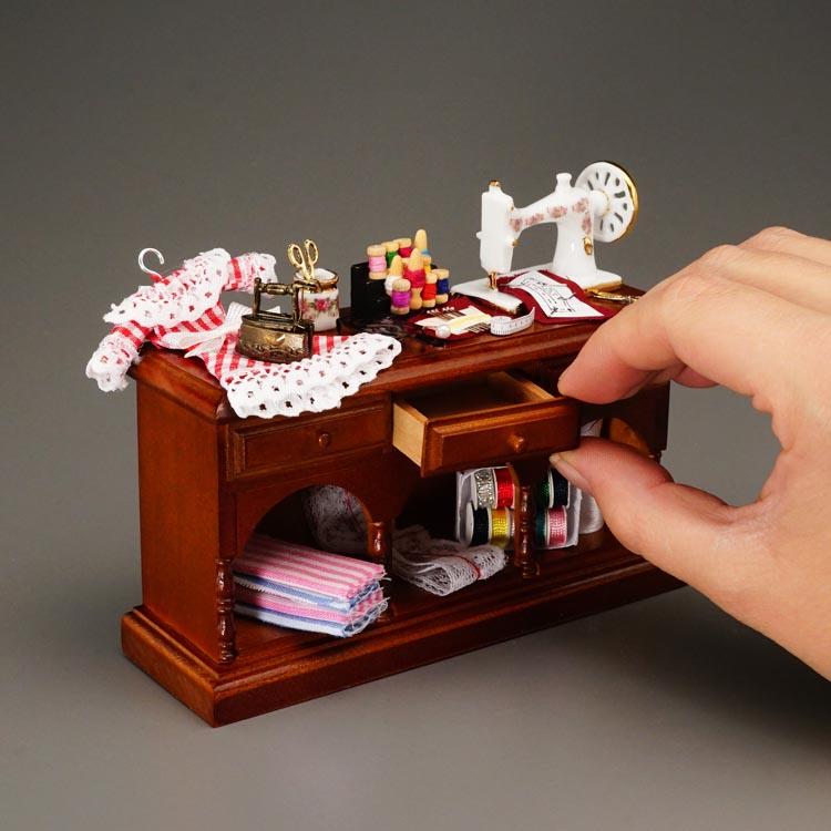 Onlineshop der Reutter Miniaturen GmbH.Sewing Counter decorated