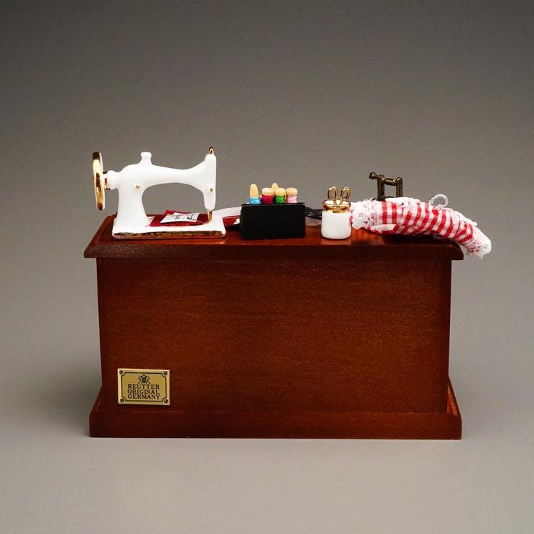 Onlineshop der Reutter Miniaturen GmbH.Sewing Counter decorated