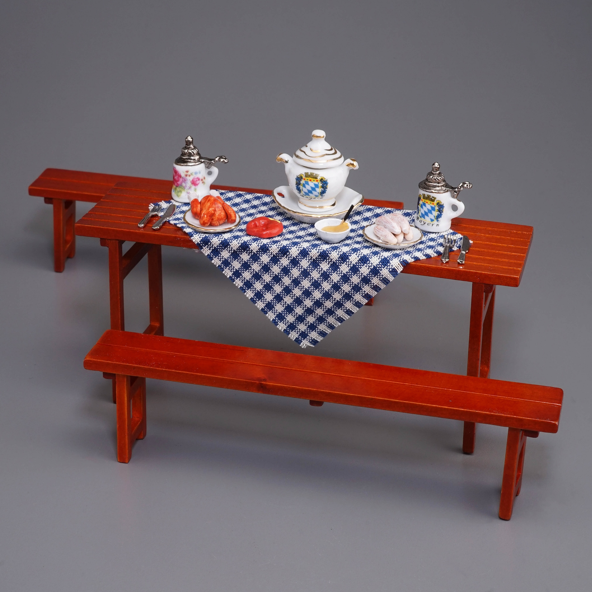 Onlineshop der Reutter Miniaturen GmbH.Ale-Bench decorated with White ...